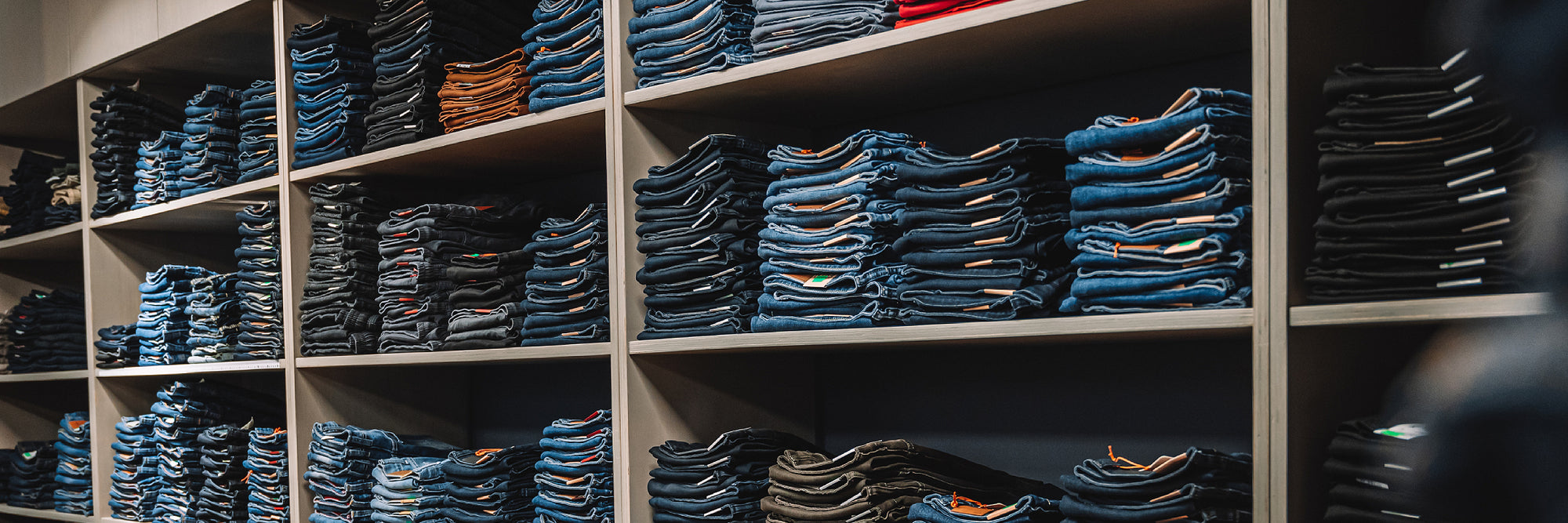 Apģērbu veikals BIKŠU BĀZE! Vīriešu un sieviešu apģērbi.